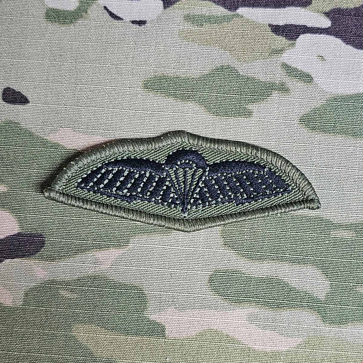 Subdued 18 Signal Regiment / Communicator Wings SFC – Badge Workshop